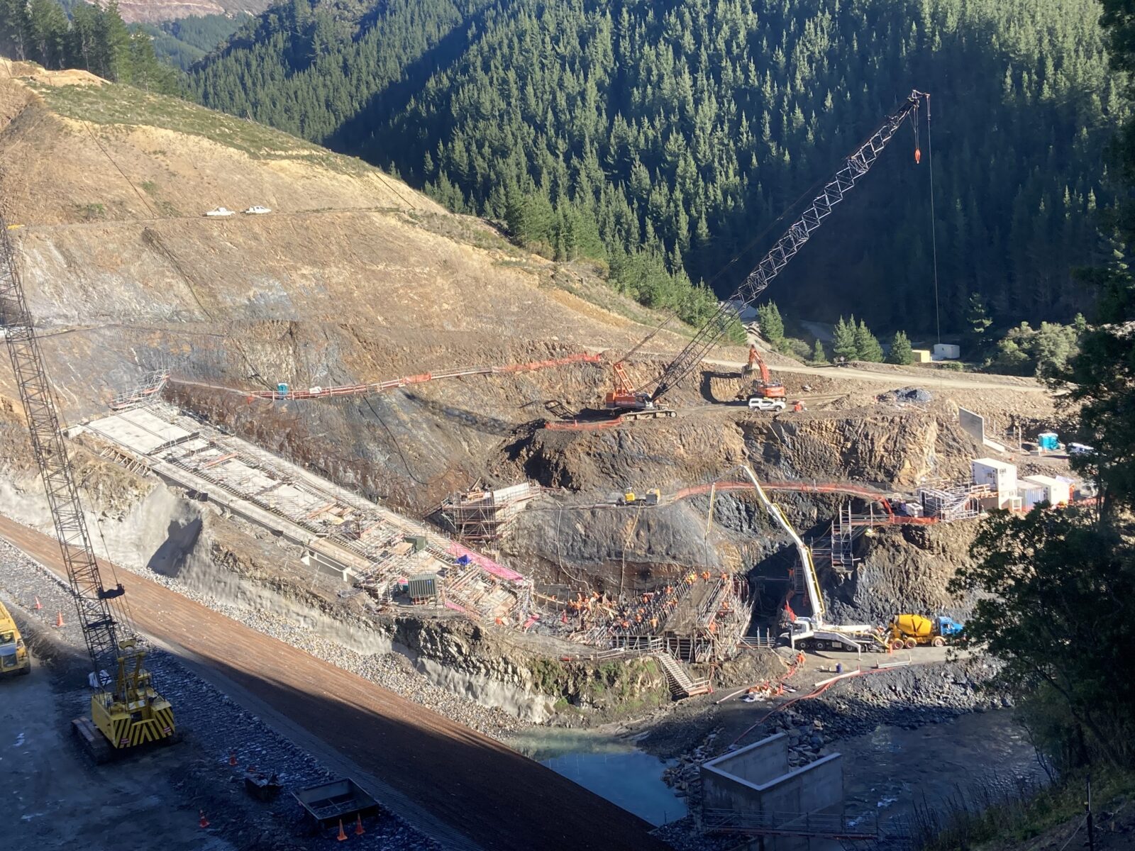 Pouring concrete in spillway flip bucket mass concrete steps. – Waimea ...